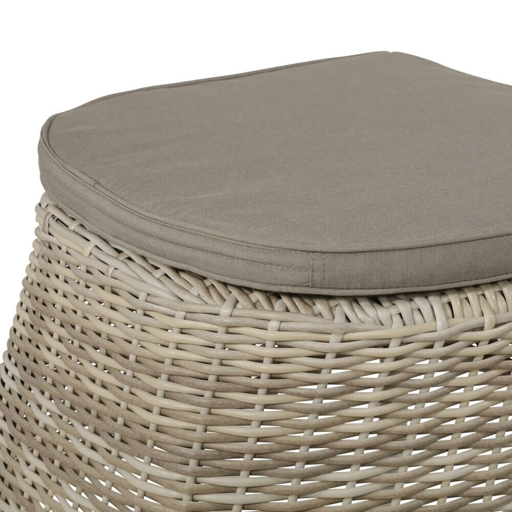 Moderner Outdoor-Hocker aus Rattangeflecht